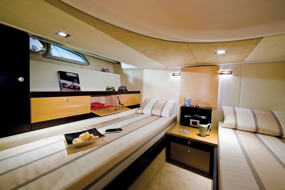 43ft Luxury Yacht - Cranchi Flybridge - Yacht Charter Hong Kong ...