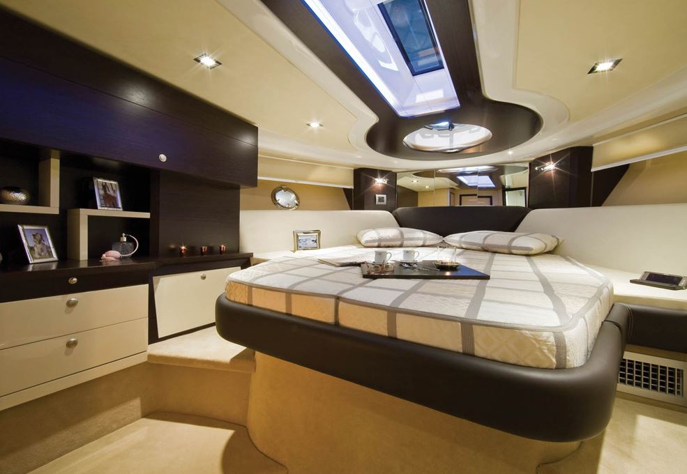 43ft Luxury Yacht - Cranchi Flybridge - Yacht Charter Hong Kong ...