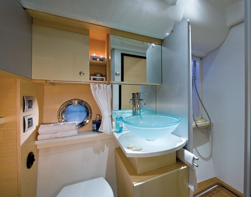 43ft Luxury Yacht - Cranchi Flybridge - Yacht Charter Hong Kong ...